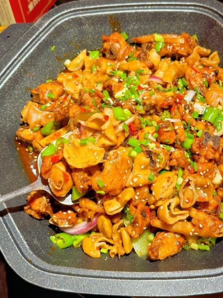 肥肠烧鸡怎么做_肥肠烧鸡最正宗的做法-第1张图片-山城妙识 肥肠烧鸡怎么做_肥肠烧鸡最正宗的做法-第1张图片-山城妙识