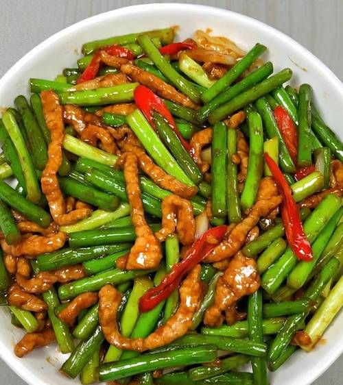 蒜苔炒肉怎么炒才嫩_蒜苔炒肉的家常做法-第3张图片-山城妙识