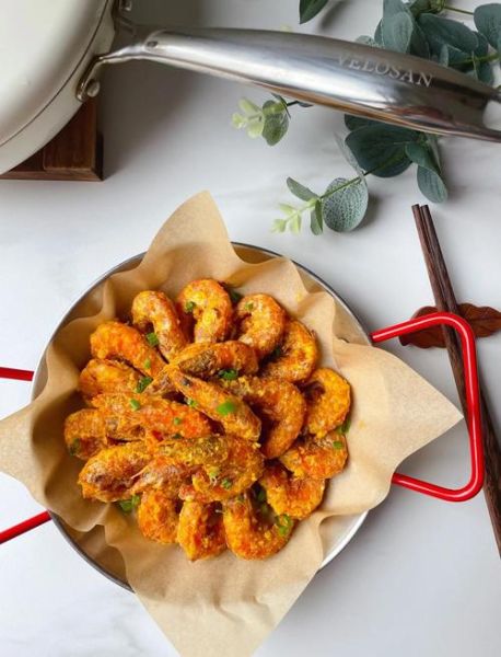 咸蛋黄焗虾怎么做_咸蛋黄焗虾家常做法-第3张图片-山城妙识