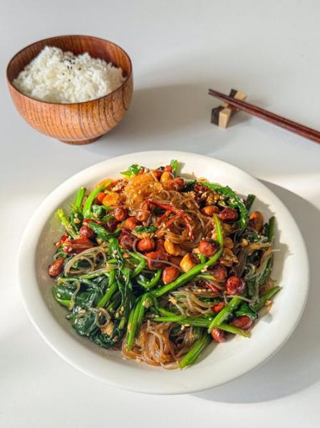 菠菜拌花生米怎么做_菠菜拌花生米用焯水吗-第1张图片-山城妙识