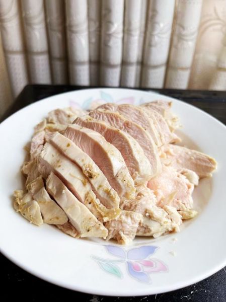 水煮鸡胸肉怎么做才嫩_水煮鸡胸肉需要煮多久-第1张图片-山城妙识