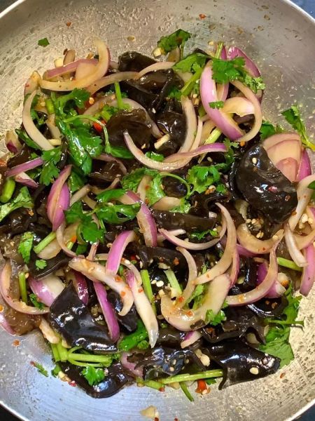 洋葱拌木耳怎么做_洋葱拌木耳需要焯水吗-第1张图片-山城妙识