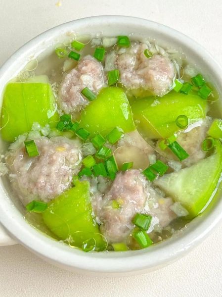 丝瓜丸子汤怎么做好吃_丝瓜丸子汤的家常做法-第1张图片-山城妙识