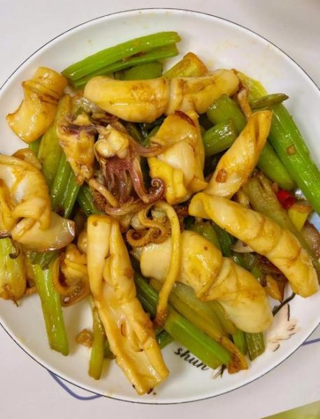 鱿鱼炒芹菜怎么炒才嫩_鱿鱼炒芹菜用焯水吗-第3张图片-山城妙识