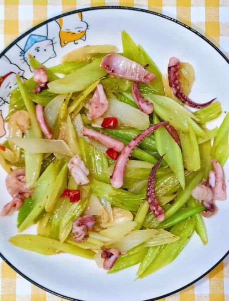 鱿鱼炒芹菜怎么炒才嫩_鱿鱼炒芹菜用焯水吗-第2张图片-山城妙识