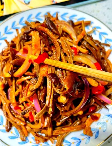 炒茶树菇的家常做法_茶树菇怎么炒才脆嫩-第1张图片-山城妙识