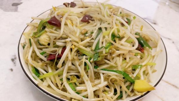 炒绿豆芽怎么炒才脆_绿豆芽焯水还是不焯水-第1张图片-山城妙识