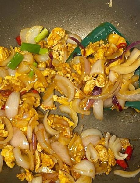 洋葱怎么炒好吃_洋葱炒鸡蛋的家常做法-第2张图片-山城妙识