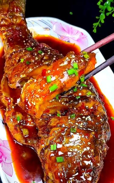 清蒸鲈鱼怎么做_红烧鲤鱼的家常做法-第1张图片-山城妙识