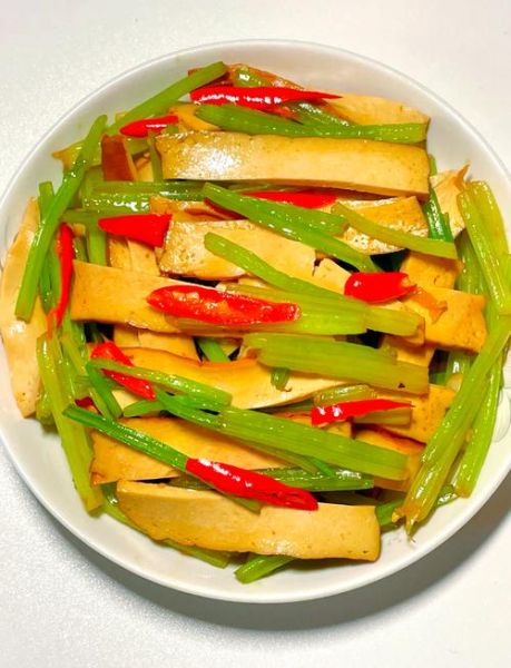 凉拌芹菜豆干怎么做_芹菜豆干凉拌要不要焯水-第1张图片-山城妙识