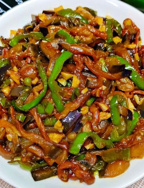 茄子炒辣椒怎么做_茄子炒辣椒的家常做法-第1张图片-山城妙识