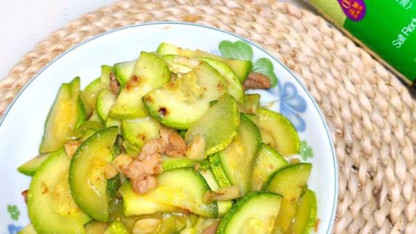 西葫芦炒肉丝怎么做_西葫芦炒肉丝用焯水吗-第1张图片-山城妙识 西葫芦炒肉丝怎么做_西葫芦炒肉丝用焯水吗-第1张图片-山城妙识