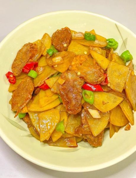 土豆红烧肥肠怎么做好吃_肥肠去腥技巧-第1张图片-山城妙识