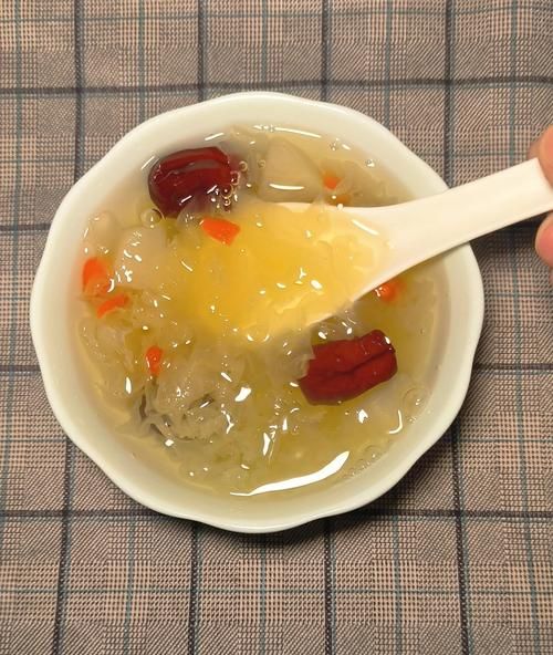冰糖雪梨银耳汤的做法_冰糖雪梨银耳汤的功效与禁忌-第1张图片-山城妙识
