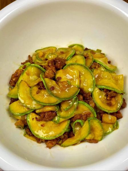 肉炒西葫芦怎么炒好吃_西葫芦炒肉要不要焯水-第1张图片-山城妙识 肉炒西葫芦怎么炒好吃_西葫芦炒肉要不要焯水-第1张图片-山城妙识