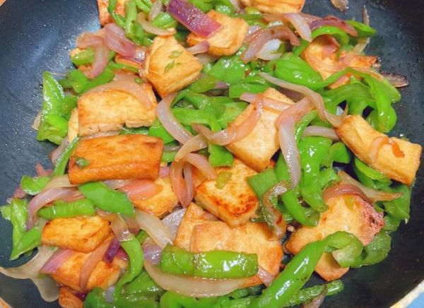 尖椒炒豆腐怎么炒好吃_尖椒炒豆腐用老豆腐还是嫩豆腐-第1张图片-山城妙识
