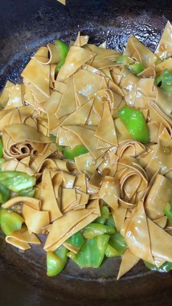 尖椒炒豆腐怎么炒好吃_尖椒炒豆腐用老豆腐还是嫩豆腐-第3张图片-山城妙识