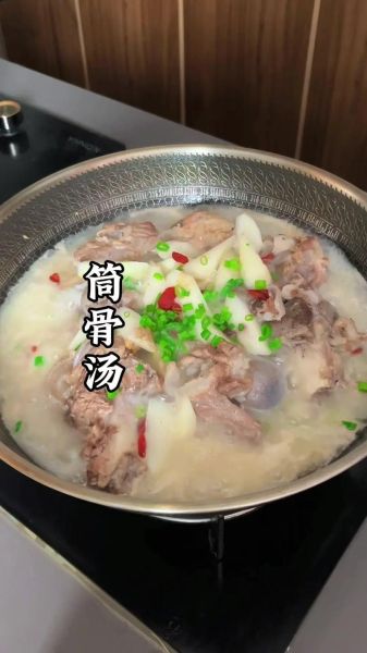 大骨头汤怎么熬才白_大骨头汤需要焯水吗-第1张图片-山城妙识
