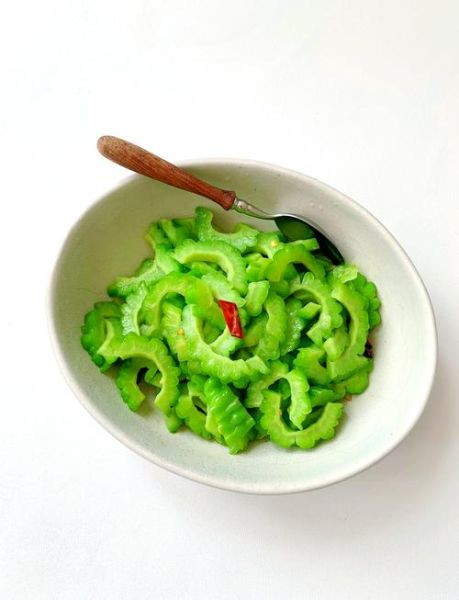 苦瓜炒肠子怎么炒不苦_苦瓜炒肠子焯水几分钟-第1张图片-山城妙识