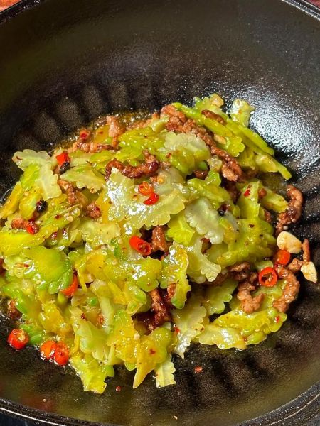 苦瓜炒肠子怎么炒不苦_苦瓜炒肠子焯水几分钟-第3张图片-山城妙识