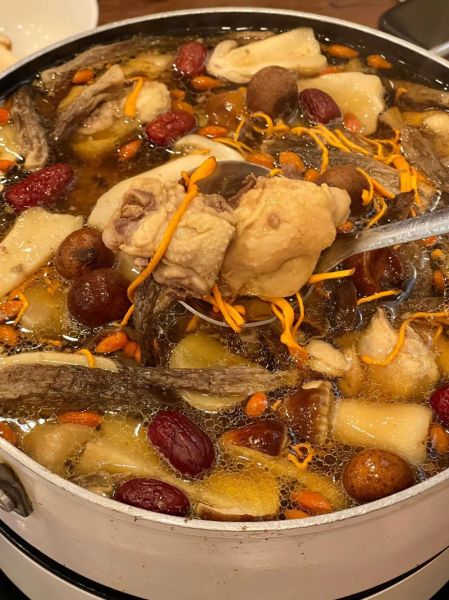 新鲜松茸炖鸡怎么做_松茸炖鸡需要焯水吗-第1张图片-山城妙识 新鲜松茸炖鸡怎么做_松茸炖鸡需要焯水吗-第1张图片-山城妙识