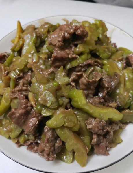 牛肉炒苦瓜怎么做不苦_苦瓜炒牛肉的家常做法-第1张图片-山城妙识 牛肉炒苦瓜怎么做不苦_苦瓜炒牛肉的家常做法-第1张图片-山城妙识