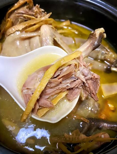 扁尖老鸭汤怎么做_老鸭汤扁尖笋要不要焯水-第1张图片-山城妙识 扁尖老鸭汤怎么做_老鸭汤扁尖笋要不要焯水-第1张图片-山城妙识