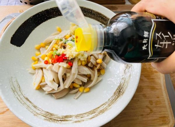 凉拌鸡腿菇怎么做_鸡腿菇焯水几分钟-第1张图片-山城妙识