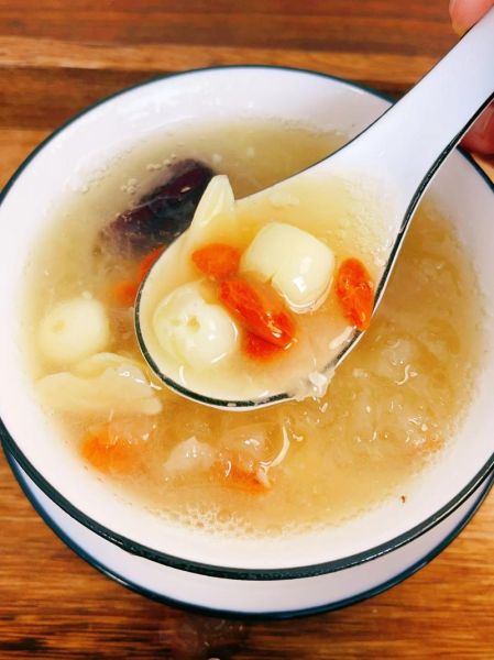 银耳莲子粥怎么做_银耳莲子粥需要泡多久-第1张图片-山城妙识 银耳莲子粥怎么做_银耳莲子粥需要泡多久-第1张图片-山城妙识