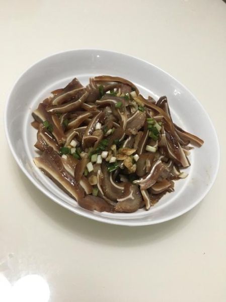 凉拌猪耳朵怎么做_凉拌猪耳朵需要焯水吗-第3张图片-山城妙识 凉拌猪耳朵怎么做_凉拌猪耳朵需要焯水吗-第3张图片-山城妙识
