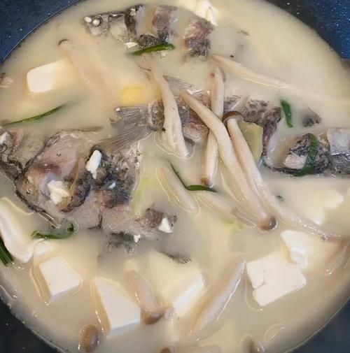 清炖鲫鱼汤怎么做_鲫鱼汤去腥技巧-第1张图片-山城妙识