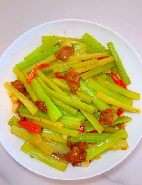 西芹炒肉怎么炒才嫩_西芹炒肉的家常做法-第1张图片-山城妙识 西芹炒肉怎么炒才嫩_西芹炒肉的家常做法-第1张图片-山城妙识