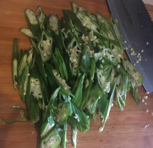 秋葵炒肉怎么做_秋葵炒肉需要焯水吗-第3张图片-山城妙识