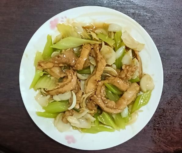 西芹怎么炒好吃_西芹炒肉的家常做法-第1张图片-山城妙识 西芹怎么炒好吃_西芹炒肉的家常做法-第1张图片-山城妙识