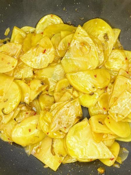 烀土豆咸菜怎么做_烀土豆咸菜的家常做法-第1张图片-山城妙识 烀土豆咸菜怎么做_烀土豆咸菜的家常做法-第1张图片-山城妙识