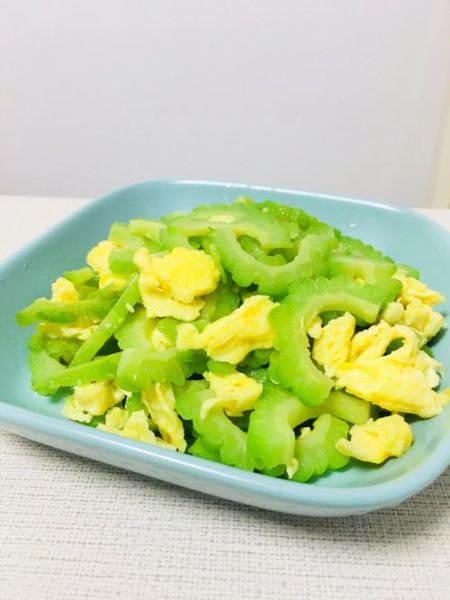 鸡蛋炒苦瓜怎么做不苦_苦瓜炒蛋要不要焯水-第2张图片-山城妙识 鸡蛋炒苦瓜怎么做不苦_苦瓜炒蛋要不要焯水-第2张图片-山城妙识