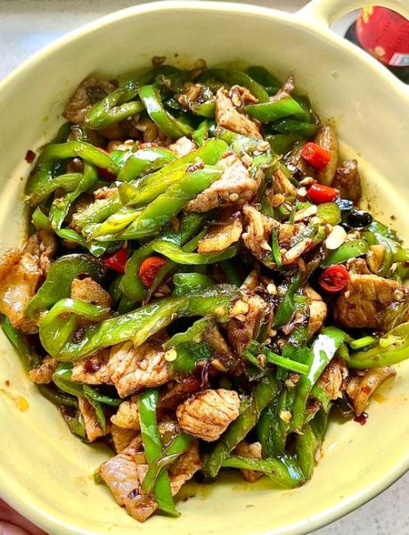 肉炒青椒怎么炒好吃_家常做法步骤-第1张图片-山城妙识