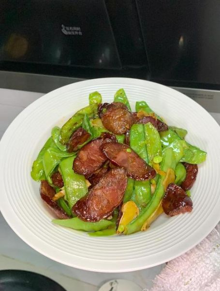 腊肠炒荷兰豆怎么做_荷兰豆焯水多久才脆绿-第2张图片-山城妙识 腊肠炒荷兰豆怎么做_荷兰豆焯水多久才脆绿-第2张图片-山城妙识