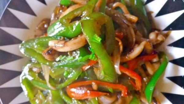 青椒炒鱿鱼怎么炒才嫩_家常做法步骤详解-第3张图片-山城妙识