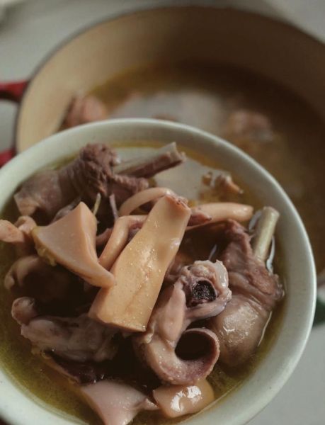 墨鱼炖鸡的做法_墨鱼炖鸡需要焯水吗-第1张图片-山城妙识 墨鱼炖鸡的做法_墨鱼炖鸡需要焯水吗-第1张图片-山城妙识