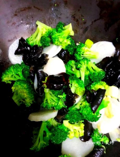 西兰花炒木耳怎么做_西兰花炒木耳焯水吗-第1张图片-山城妙识