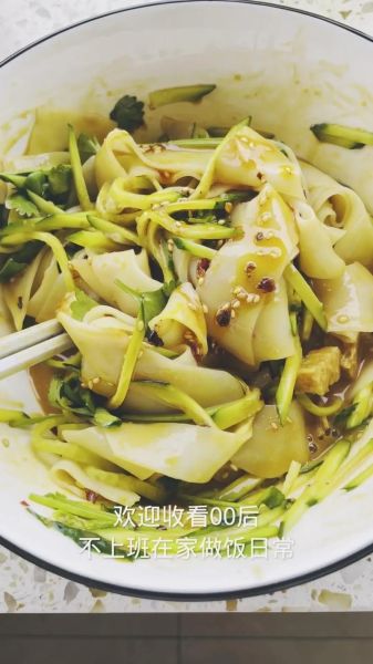 凉拌面皮怎么做_凉拌面皮调料配方-第1张图片-山城妙识 凉拌面皮怎么做_凉拌面皮调料配方-第1张图片-山城妙识