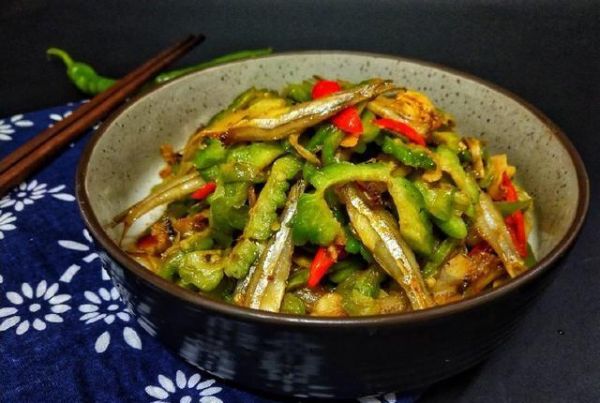 青椒炒苦瓜怎么做不苦_苦瓜炒前要不要焯水-第2张图片-山城妙识 青椒炒苦瓜怎么做不苦_苦瓜炒前要不要焯水-第2张图片-山城妙识