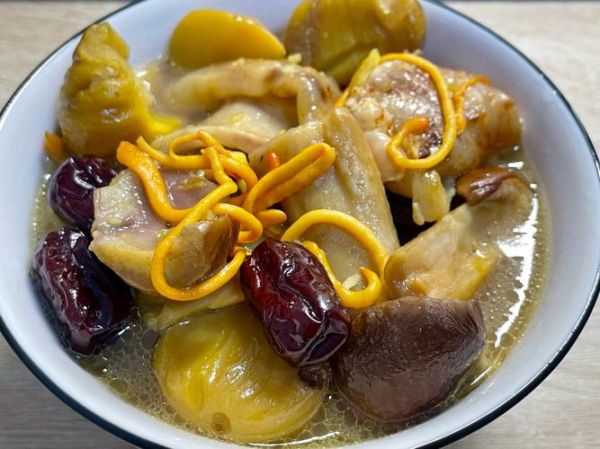 花胶炖鸡的做法_花胶炖鸡的功效与禁忌-第1张图片-山城妙识