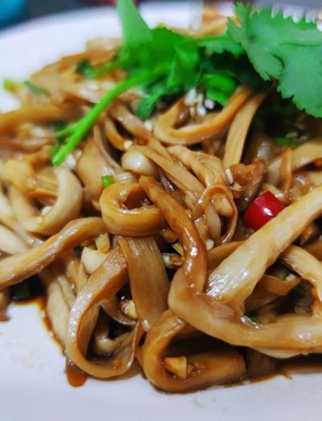 鸡腿菇怎么炒好吃_鸡腿菇炒肉的家常做法-第1张图片-山城妙识