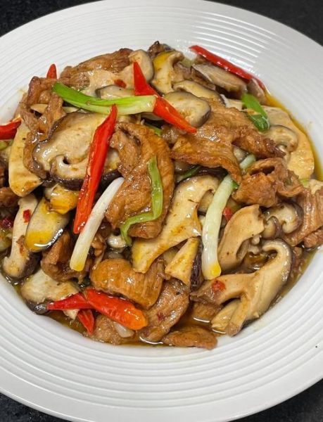 香菇怎么做好吃_家常香菇炒肉步骤-第1张图片-山城妙识