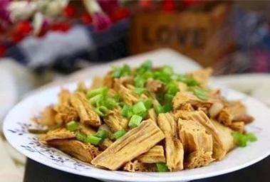 青椒炒腐竹怎么做_青椒炒腐竹的家常做法-第3张图片-山城妙识