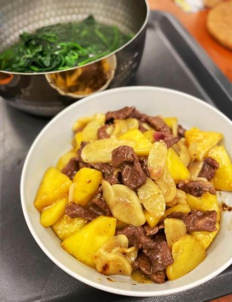 菠萝炒牛肉怎么做_菠萝炒牛肉用哪个部位-第1张图片-山城妙识