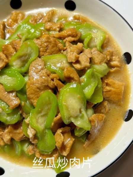 丝瓜炒肉怎么做才好吃_家常丝瓜炒肉做法-第1张图片-山城妙识