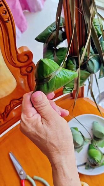 三角粽怎么包_三角粽包法图解步骤-第3张图片-山城妙识 三角粽怎么包_三角粽包法图解步骤-第3张图片-山城妙识
